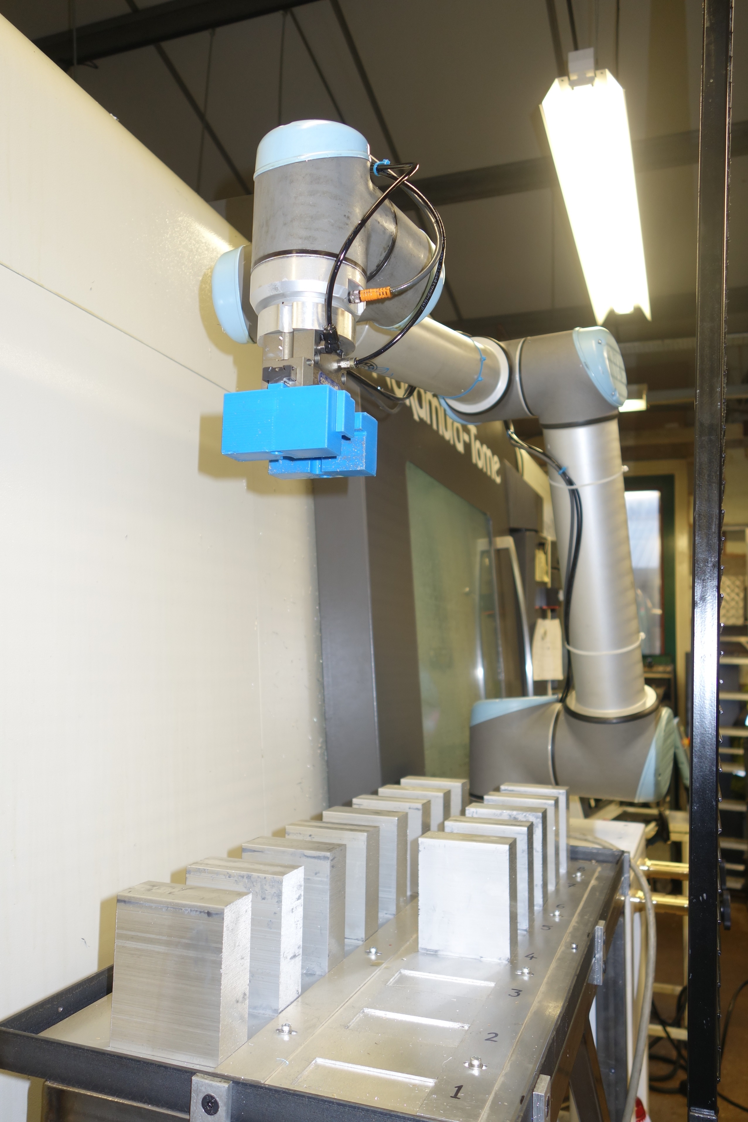 Collaborative robots load and unload machine tools - Engineer News Network