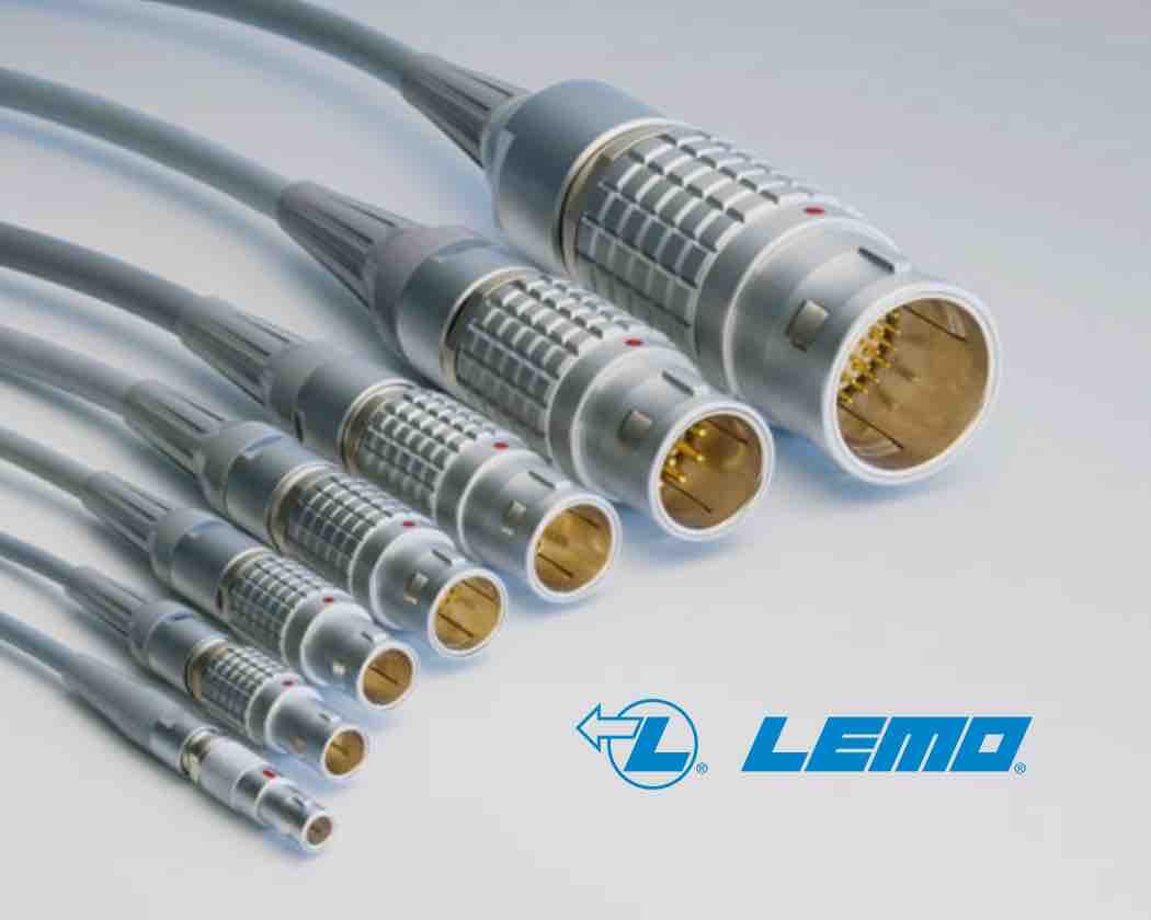 Standard self-latching multipole connectors with alignment key ...