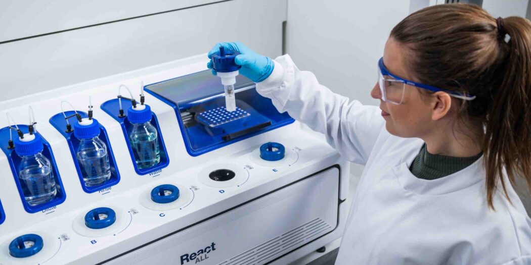 Benchtop reaction screening instrument with automated sampling ...
