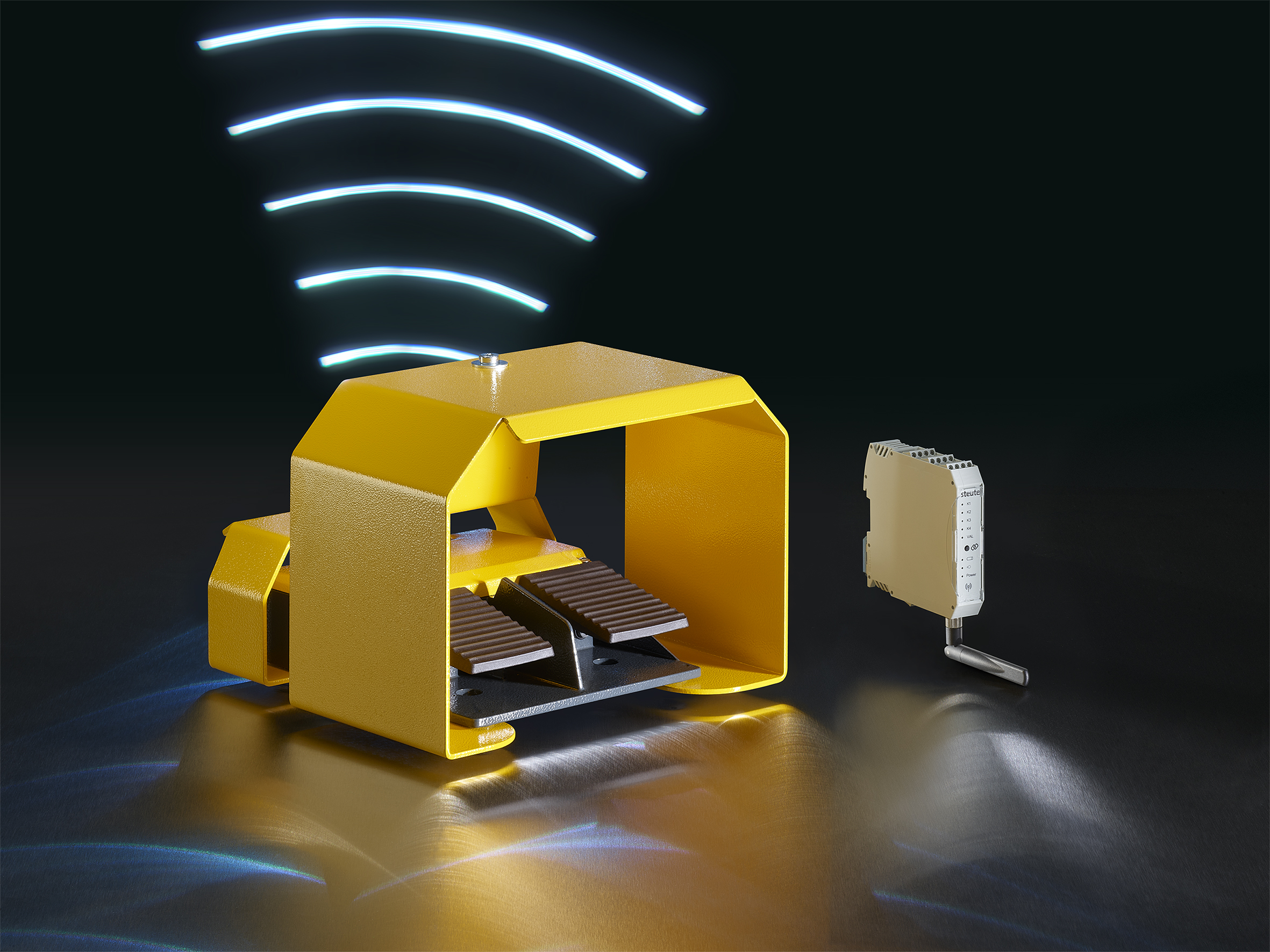 Wireless foot switches for welding stations and other heavy-duty ...